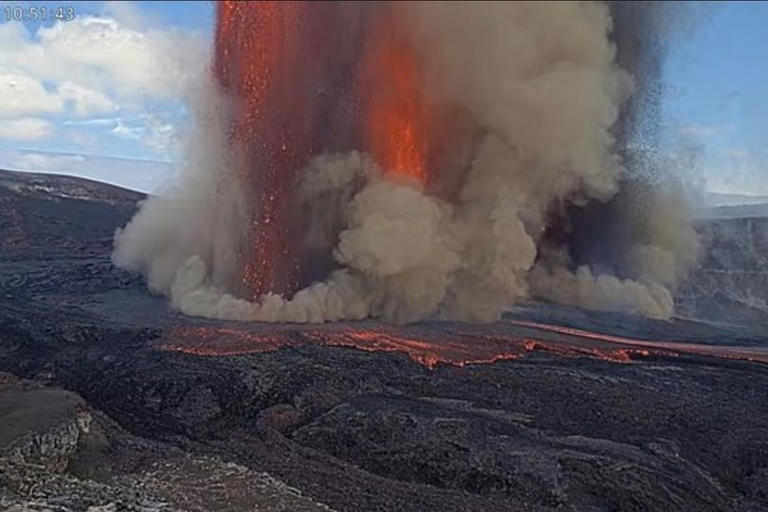 Hawaii's Kilauea volcano massive eruption spews large chunks of debris ...