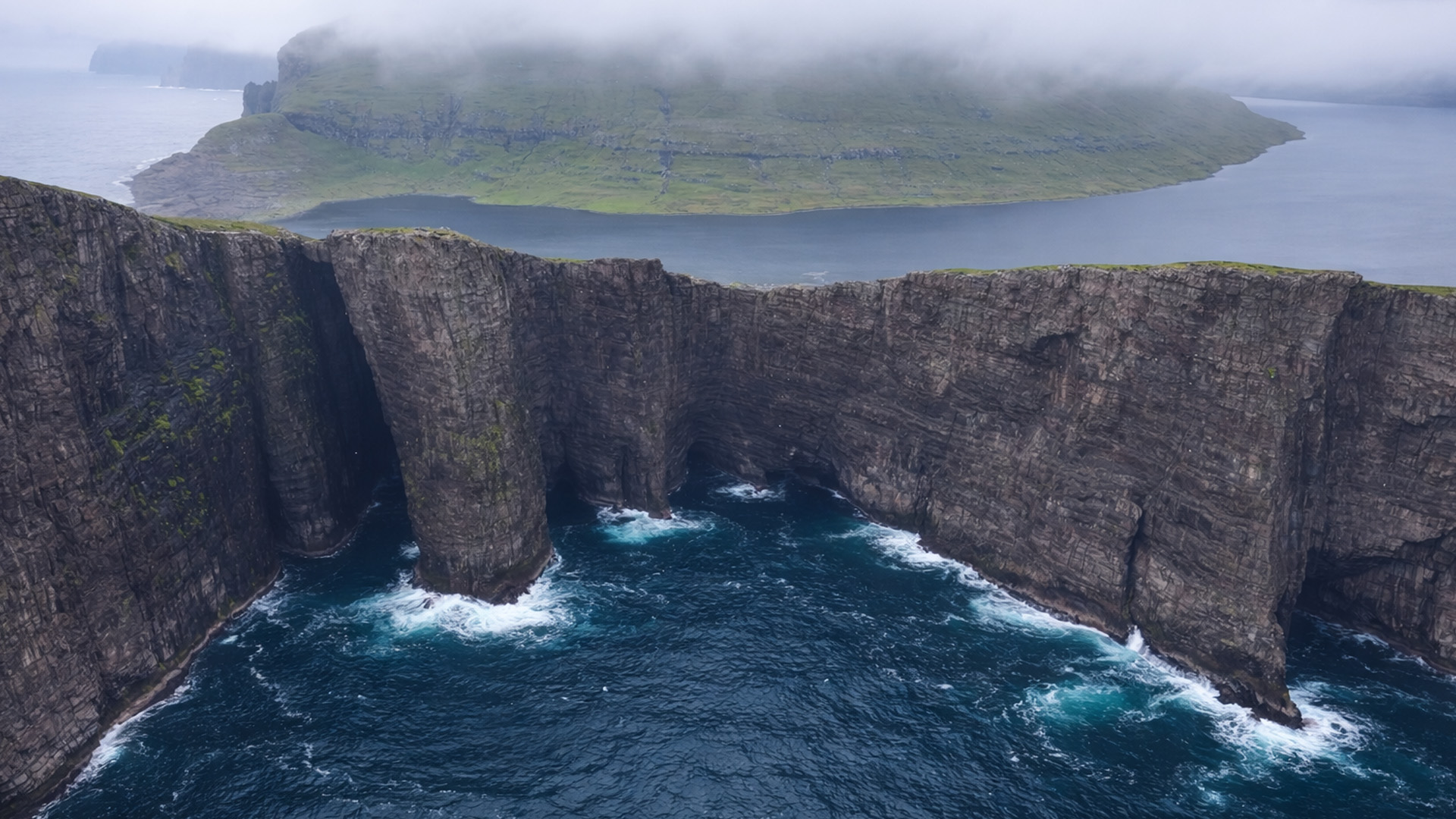 Why does this lake sit above the ocean?