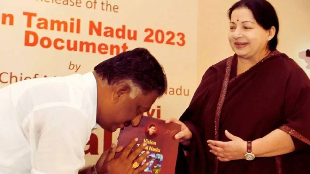 Loyalty vs power: The larger political lesson as Jayalalithaa confidant ...