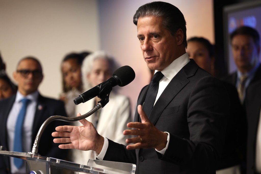 Furious parents demand LAUSD chief Alberto Carvalho resign after FBI ...