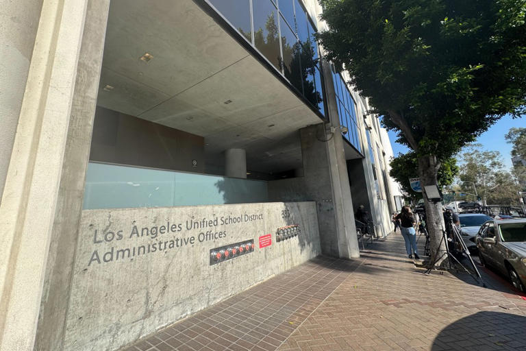 Furious parents demand LAUSD chief Alberto Carvalho resign after FBI ...