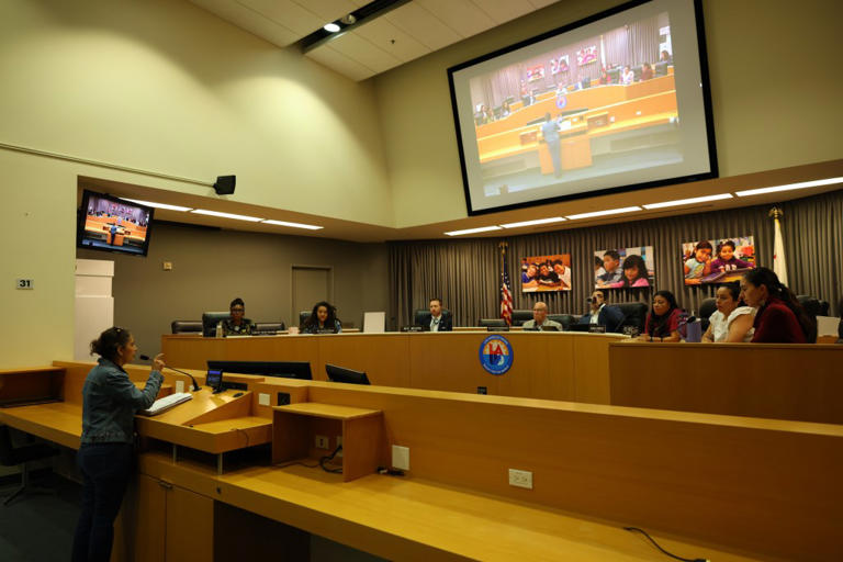 Furious parents demand LAUSD chief Alberto Carvalho resign after FBI ...