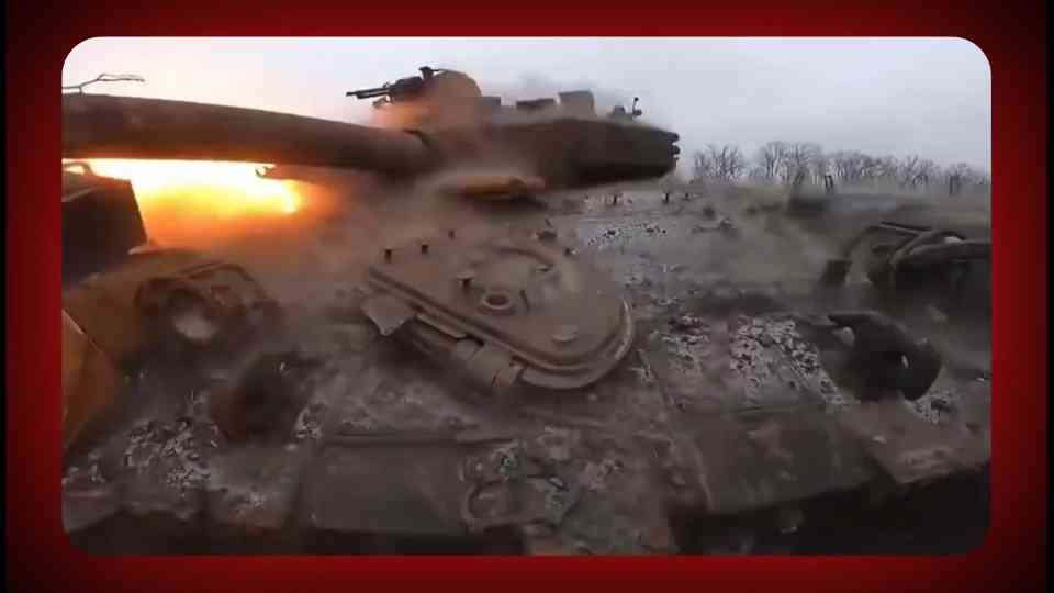 Russian tank explodes - Ukrainian soldiers survive behind it