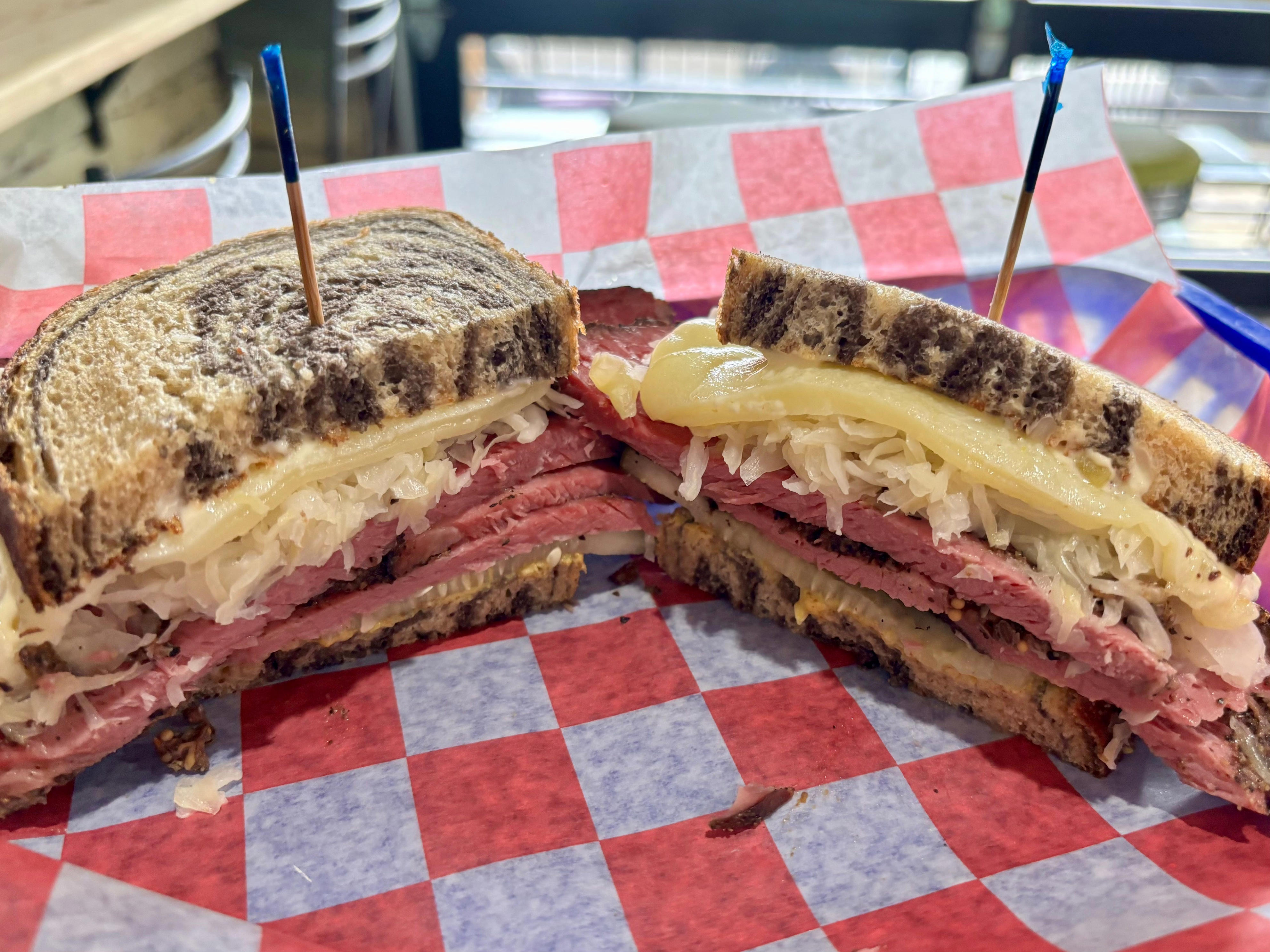 Popular New York City-style deli in Schnitzelburg closes immediately