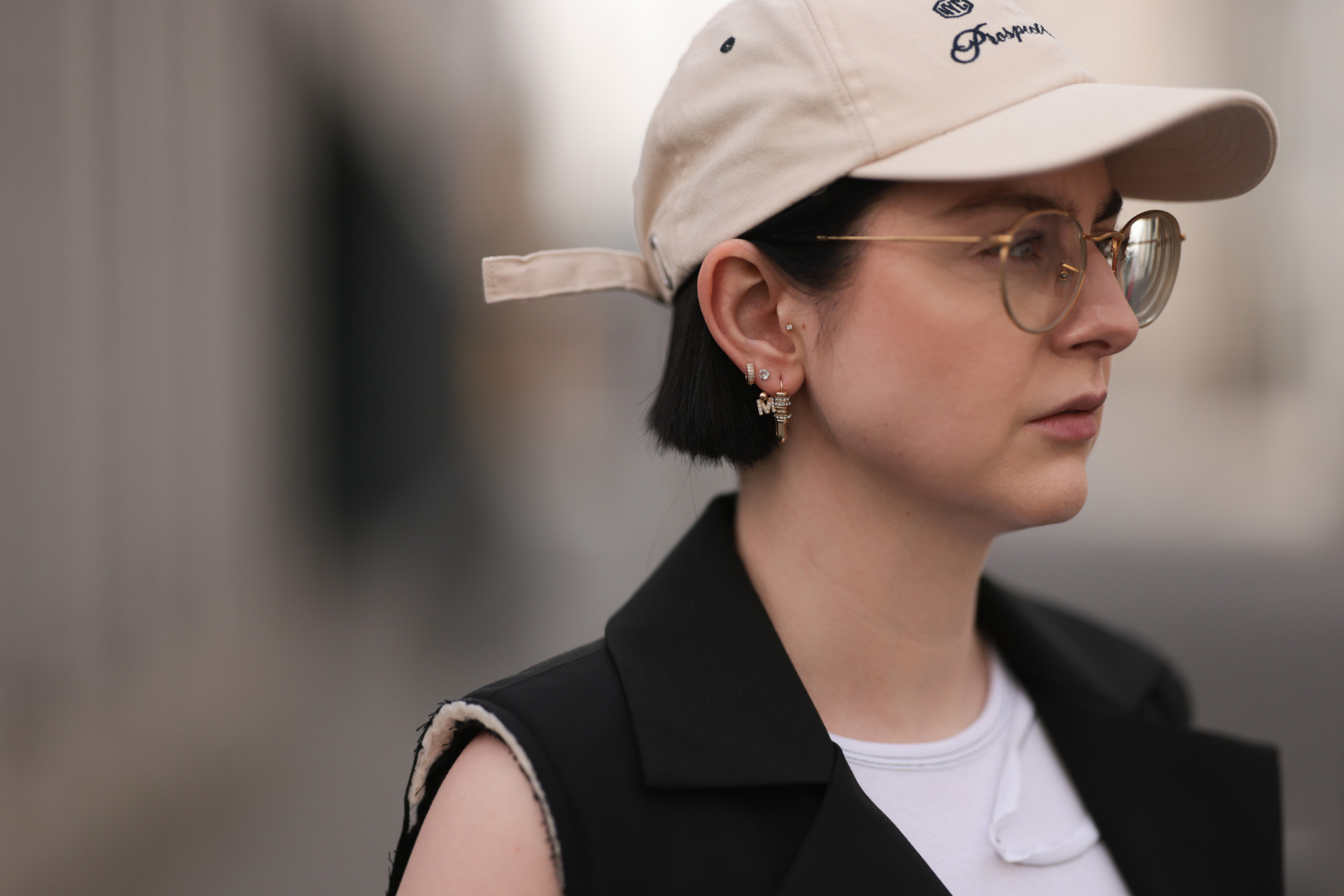 Vintage vibes: your guide to embracing retro fashion with a modern twist
