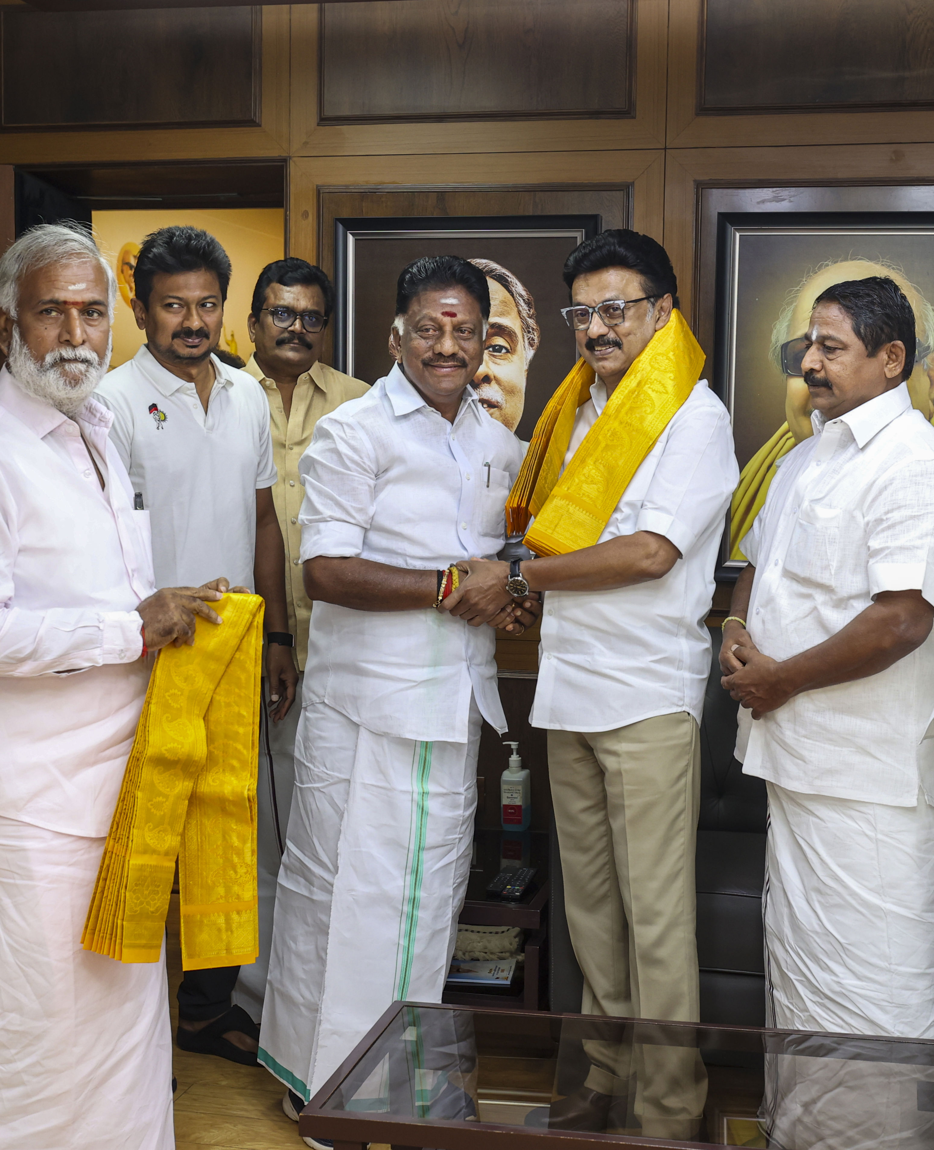 Panneerselvam latest to join over 20 ex-CMs who quit parties after ...