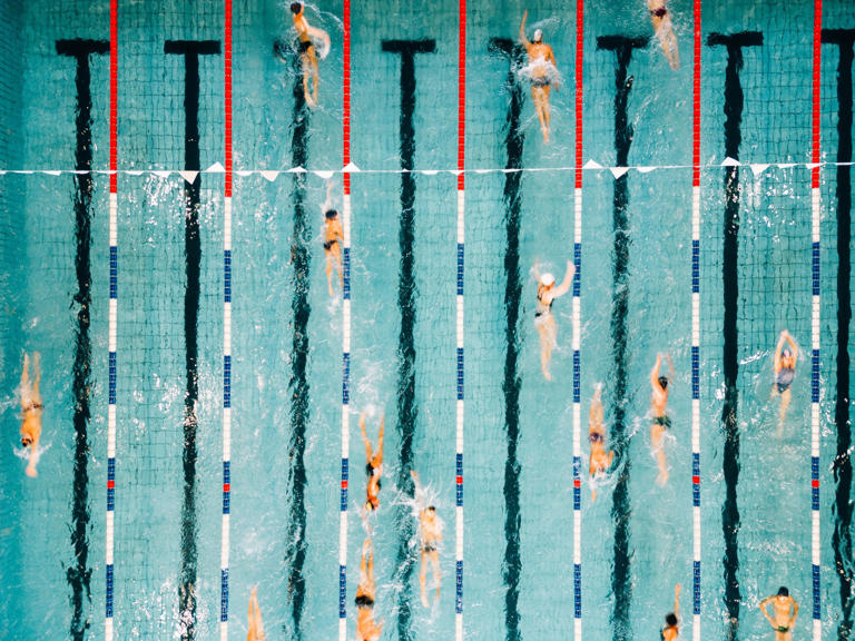 ‘Toe touching’ is the controversial swimming pool etiquette