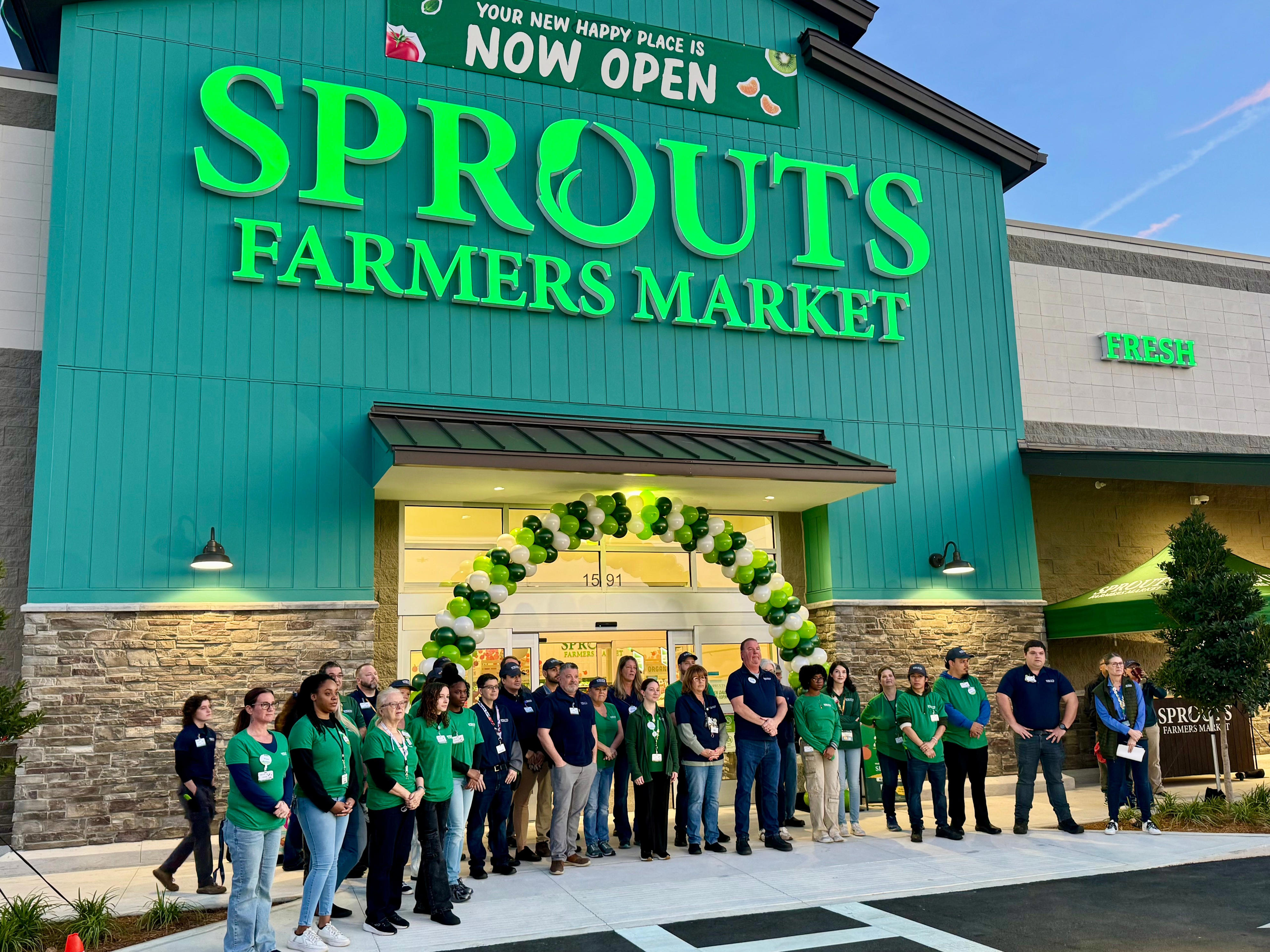 Sprouts opens in Daytona Beach, shoppers line up outside new store