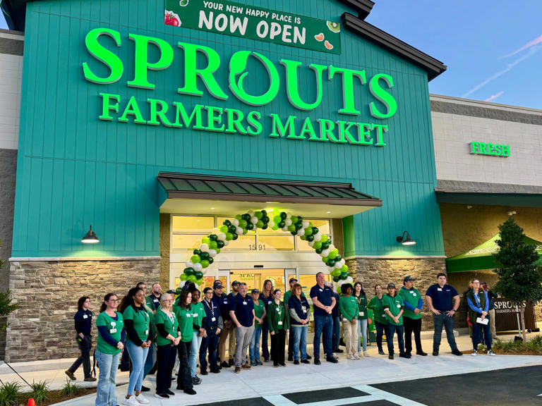 Sprouts opens in Daytona Beach, shoppers line up outside new store