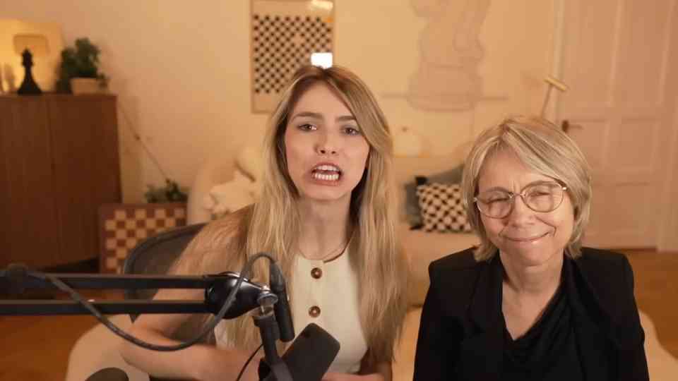 My GM mom watches 22 million-view chess chaos