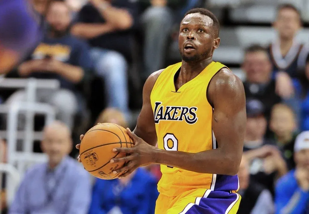15 people share NBA players with the most inspiring journeys to the NBA
