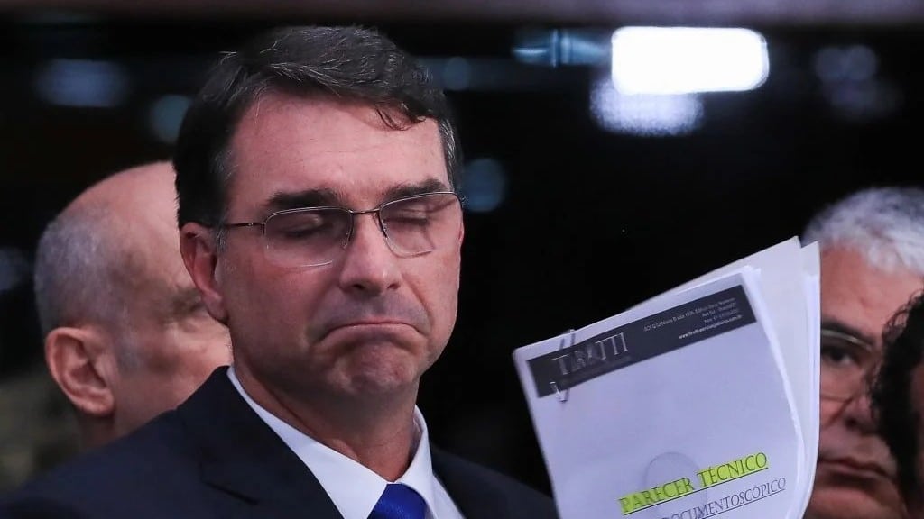 Flávio Bolsonaro atua para derrubar projeto que criminaliza a misoginia