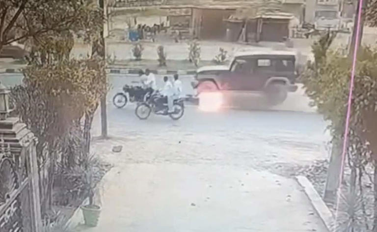 On camera, Thar drags burning motorcycle for 7 km in Noida highway escape