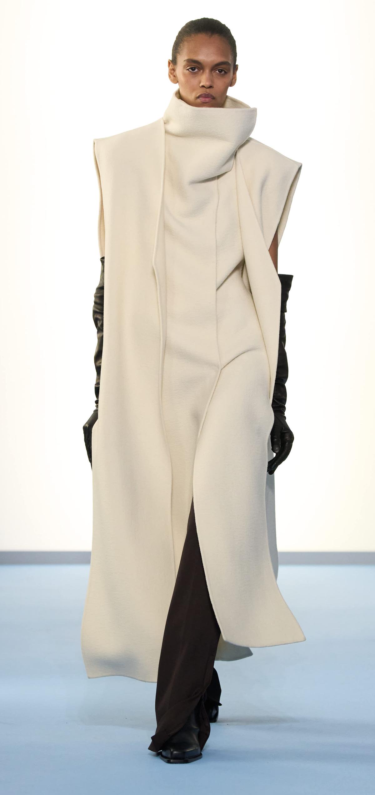 Sportmax, look costruiti con tagli alla Fontana