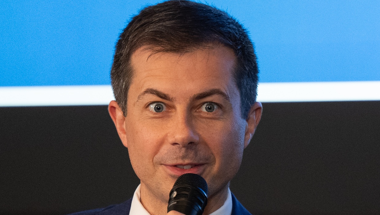 White House deputy chief of staff slams airport delay, Buttigieg responds