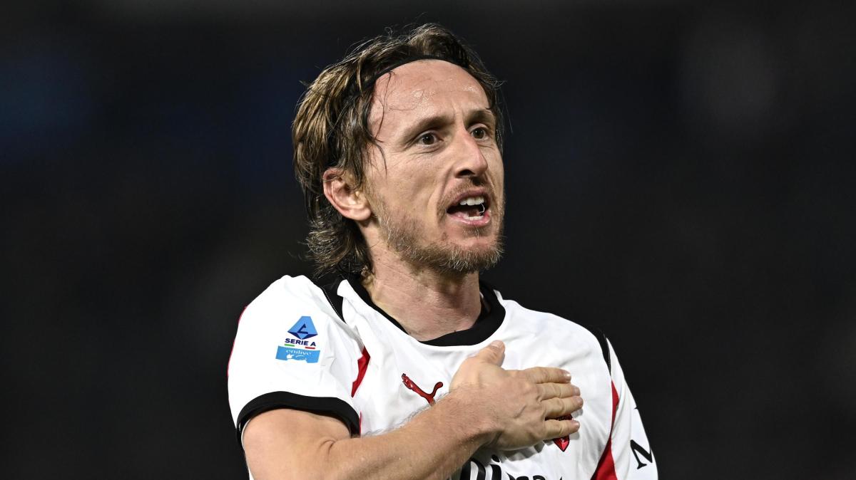 MN - Cori della curva per Luka Modric durante il riscaldamento