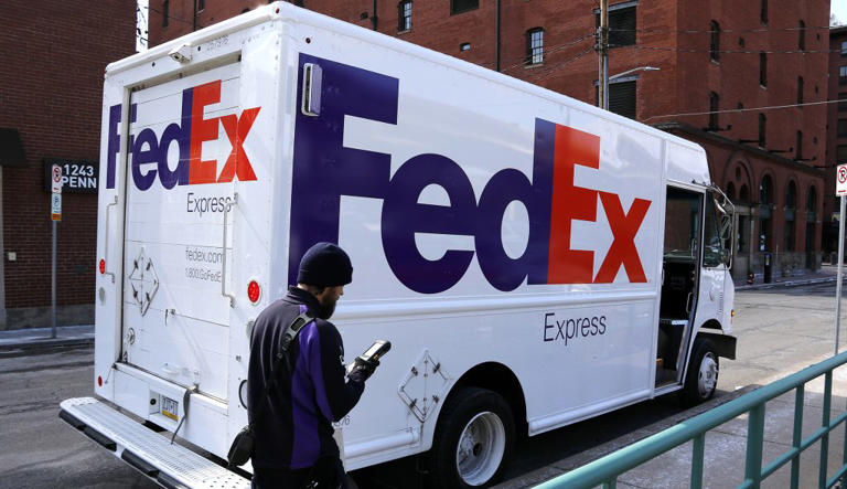 FedEx promises tariff refunds if administration gives back money
