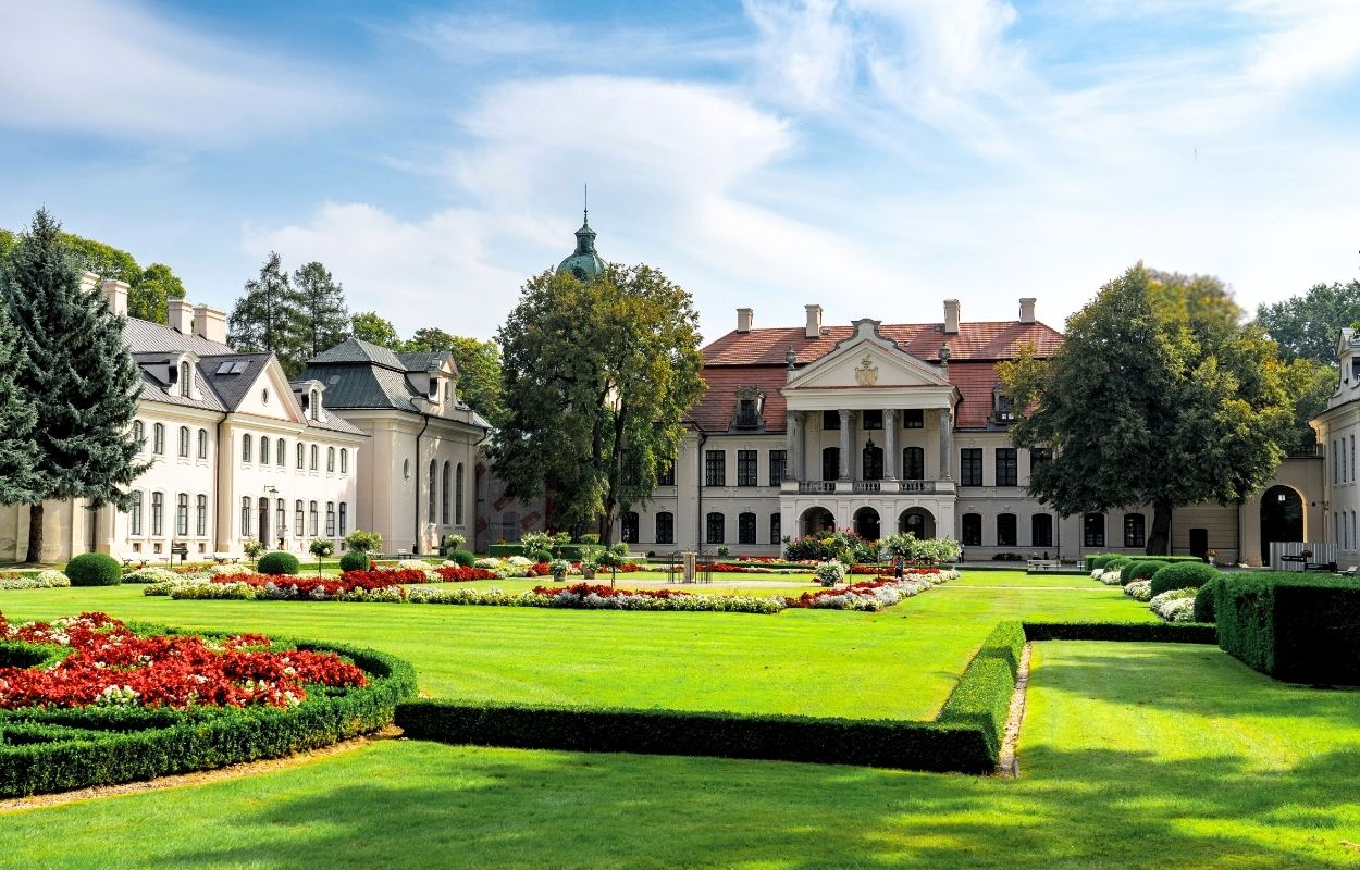 20 features that quietly separate wealthy estates from regular luxury homes