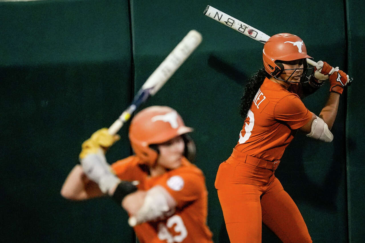 Texas softball vs Oklahoma: Live updates, TV/streaming info for Game 1