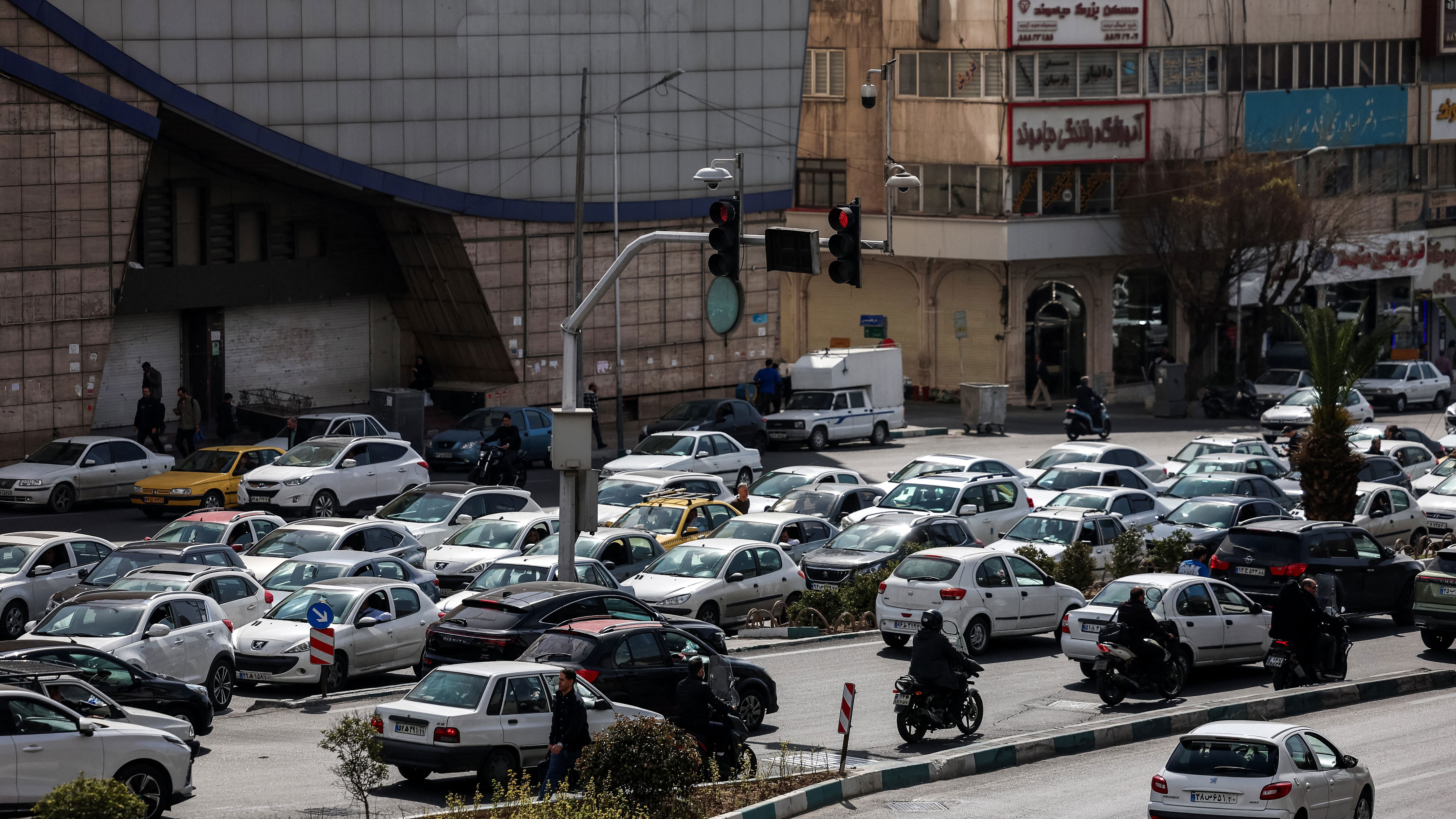 Atak na Iran wywołał chaos. Media: mieszkańcy Teheranu uciekają z miasta
