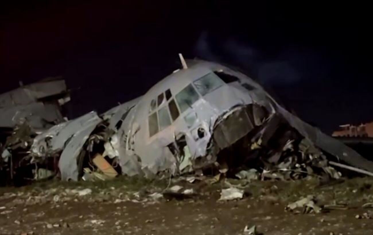 Hercules aircraft crashes near La Paz, hits 15 cars - fatalities ...
