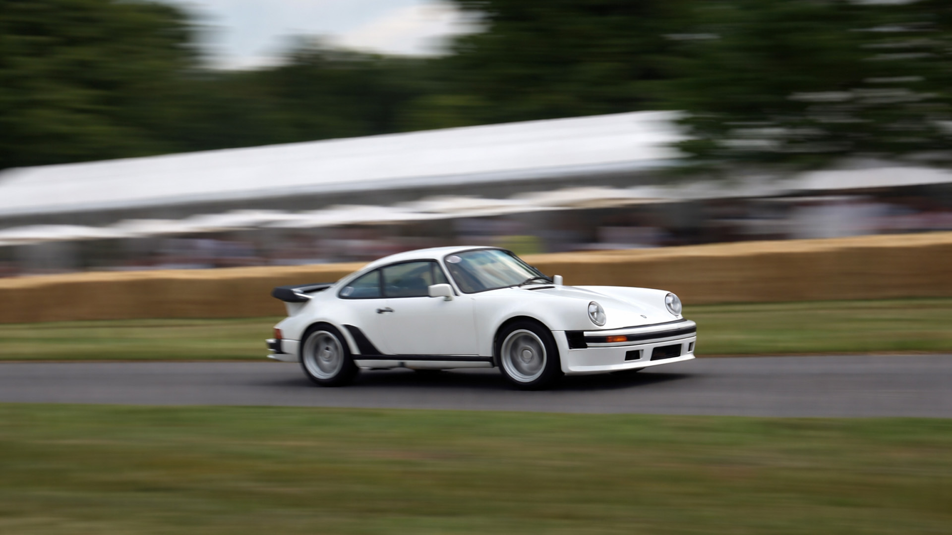 F1-Power im Porsche 930: Volles Tempo auf der Rennstrecke