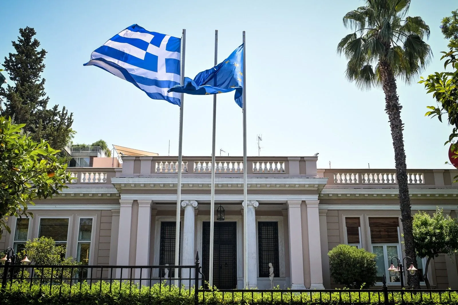 Κόντρα κυβέρνησης - ΠΑΣΟΚ: «Κατώτερος των περιστάσεων» - «Οι μάσκες έπεσαν»