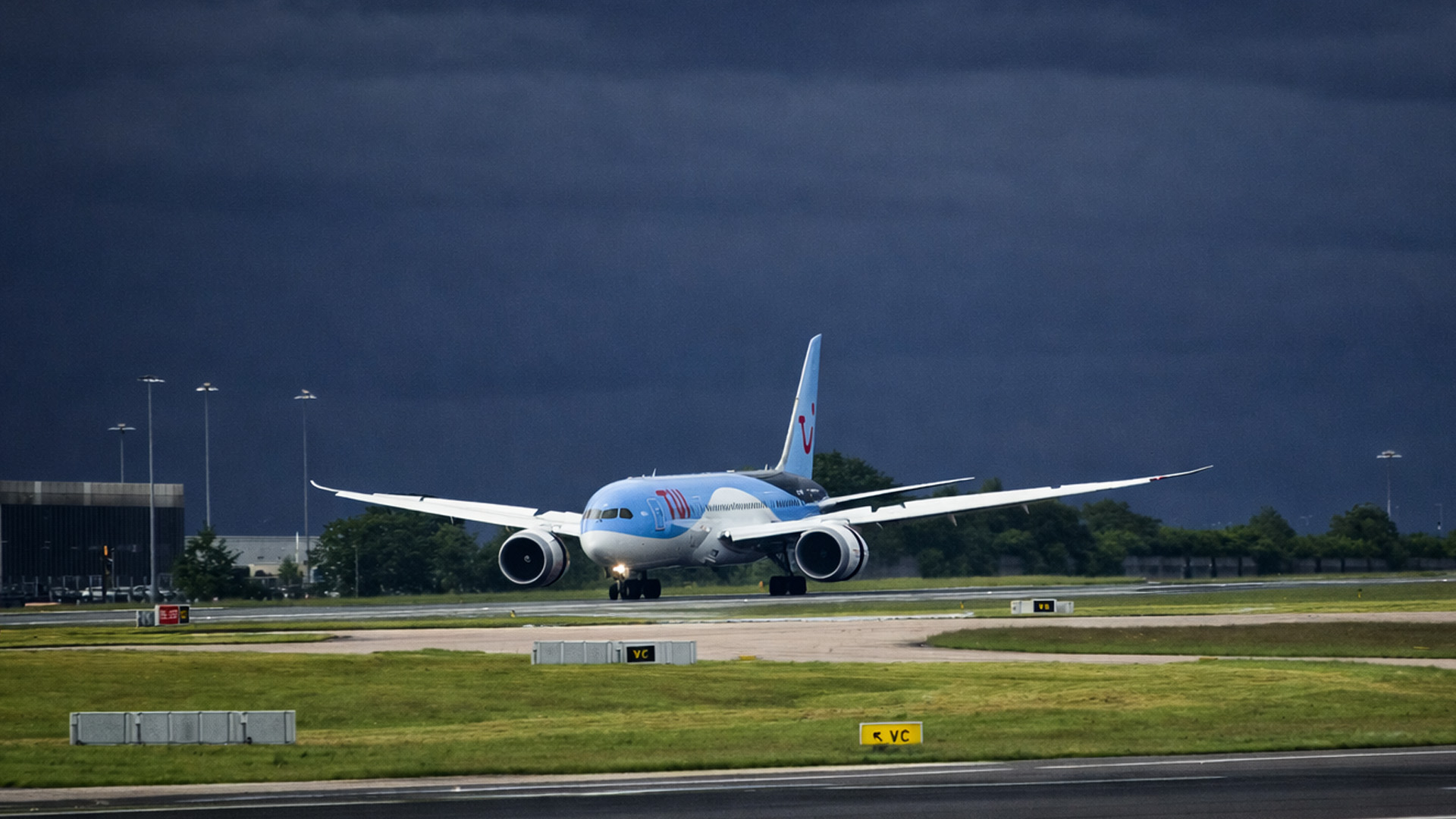 Watch 787 wings flex on landing