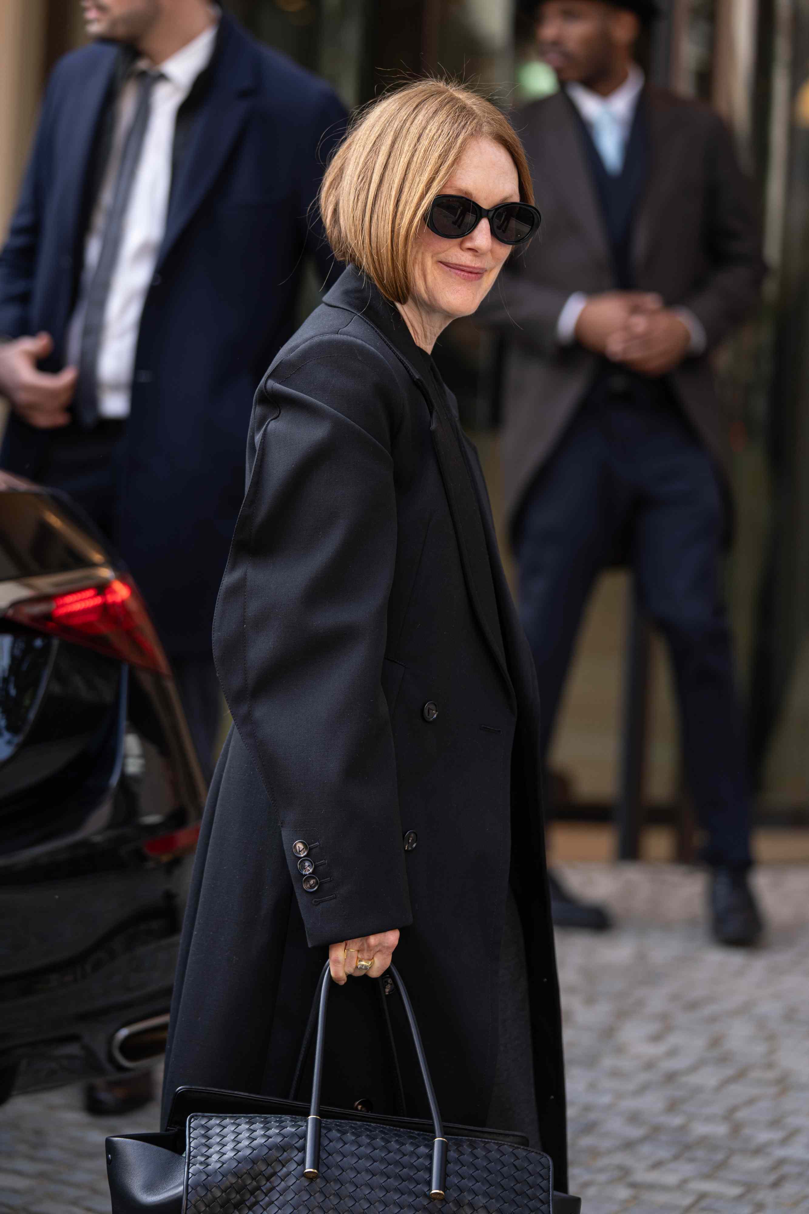 Julianne Moore's understated look and '90s sunglasses are so Carolyn ...