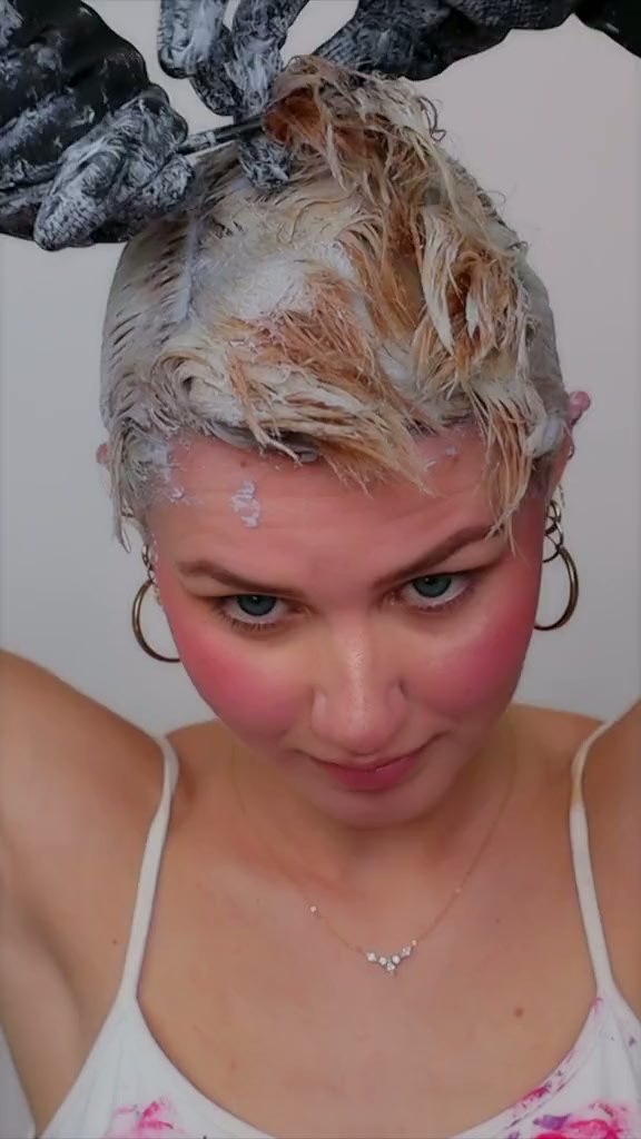 Bleaching my short hair at home from copper to blonde