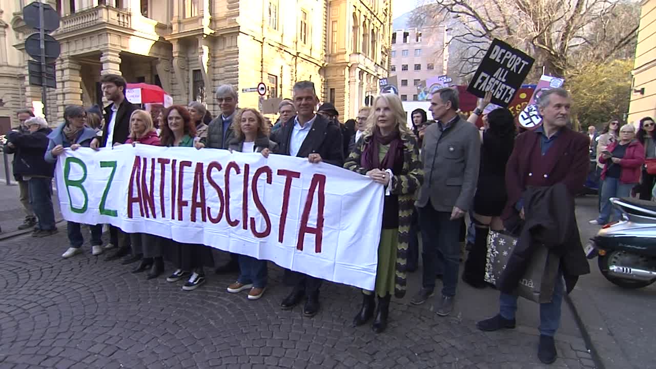 Maxi-corteo contro la 'remigrazione' a Bolzano