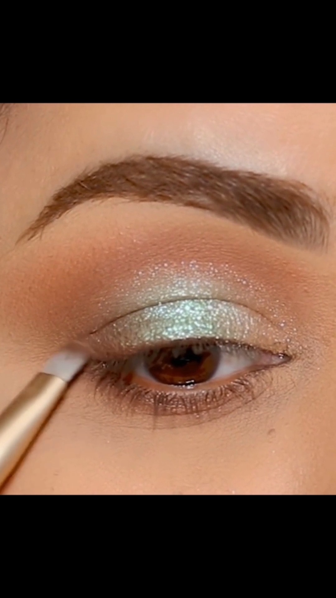 Make your eyeshadow pop instantly with super shock