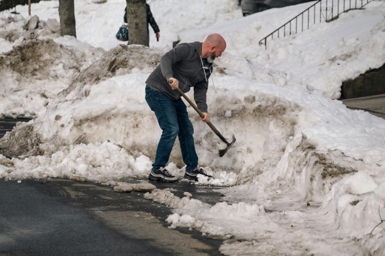Shovels blazin’ as NY, NJ residents defend parking spots in blizzard’s ...