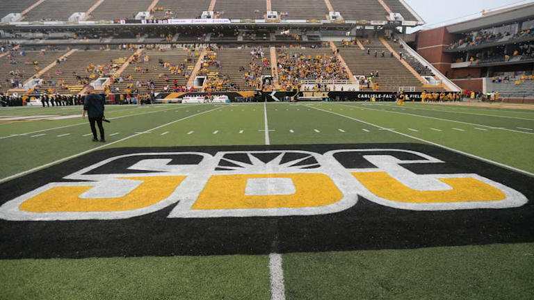 College football schedule release delayed amid conference realignment