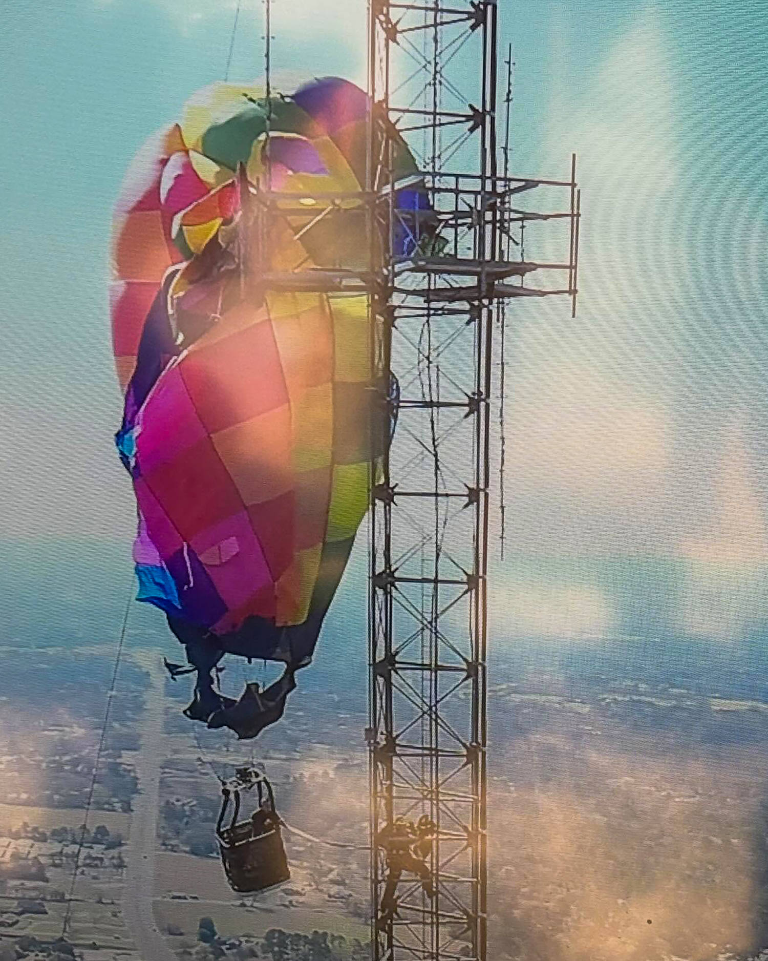Two passengers rescued after hot air balloon crash into Texas cell ...