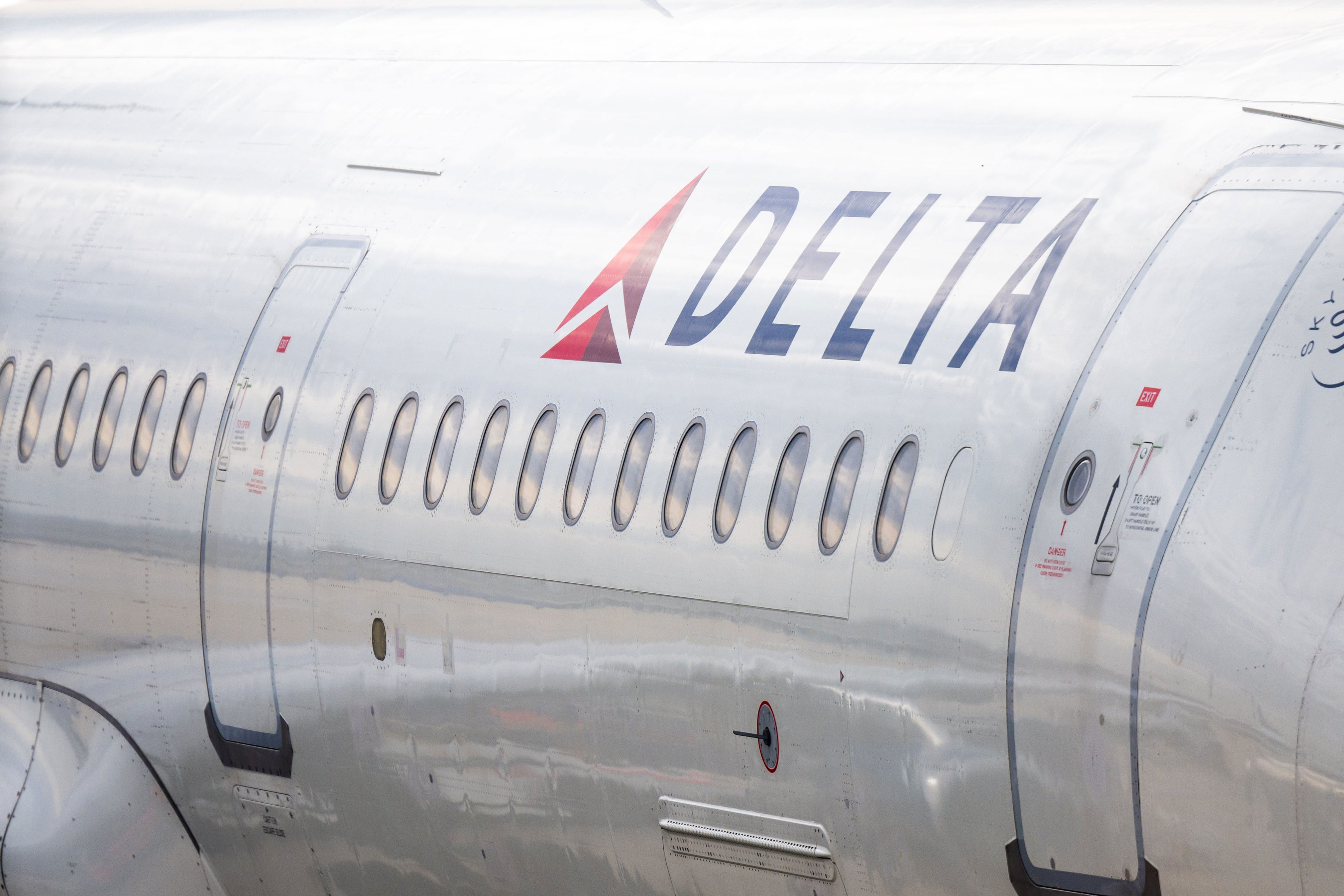 Man tried opening door while Delta flight waited on tarmac at Atlanta ...