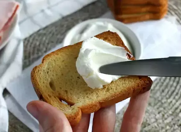 Homemade cream cheese (Philadelphia style) with 2 ingredients