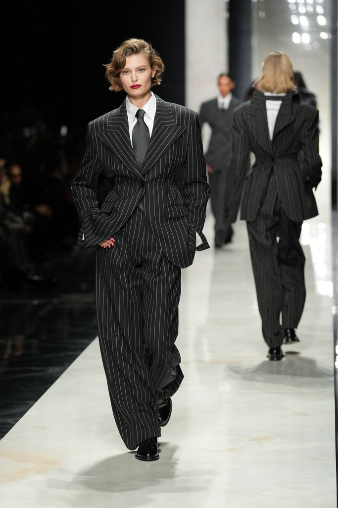 Madonna steals the spotlight at Dolce & Gabbana's Milan Fashion Week ...