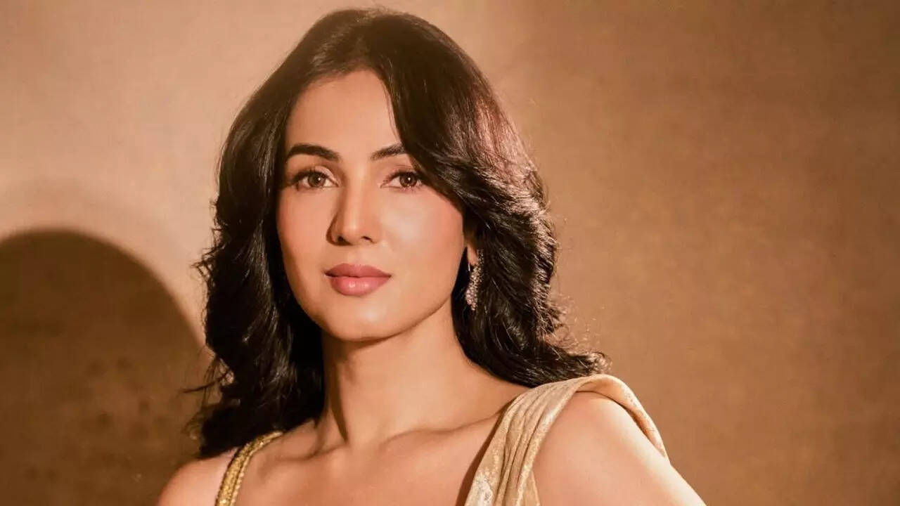 No clear way to return: Actor Sonal Chauhan stranded in Dubai, seeks ...