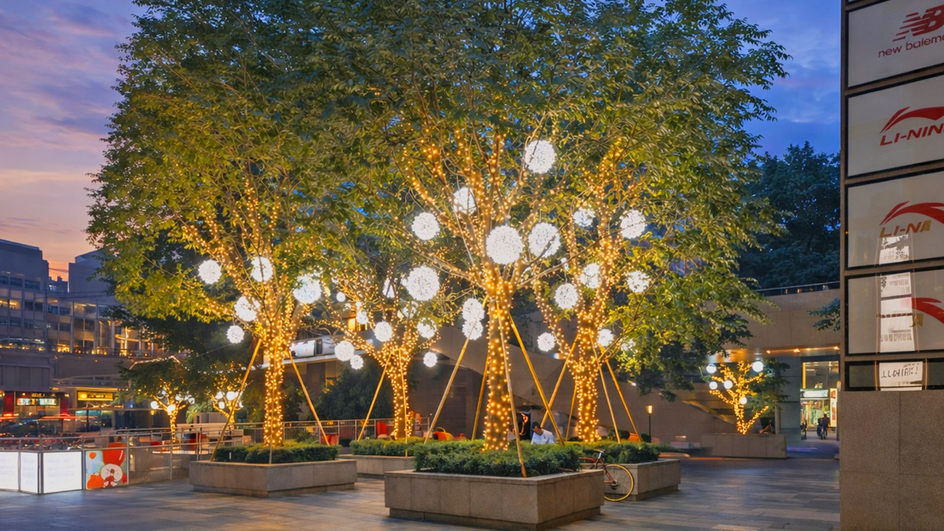 Árvores iluminadas transformam o centro de Xi’an à noite