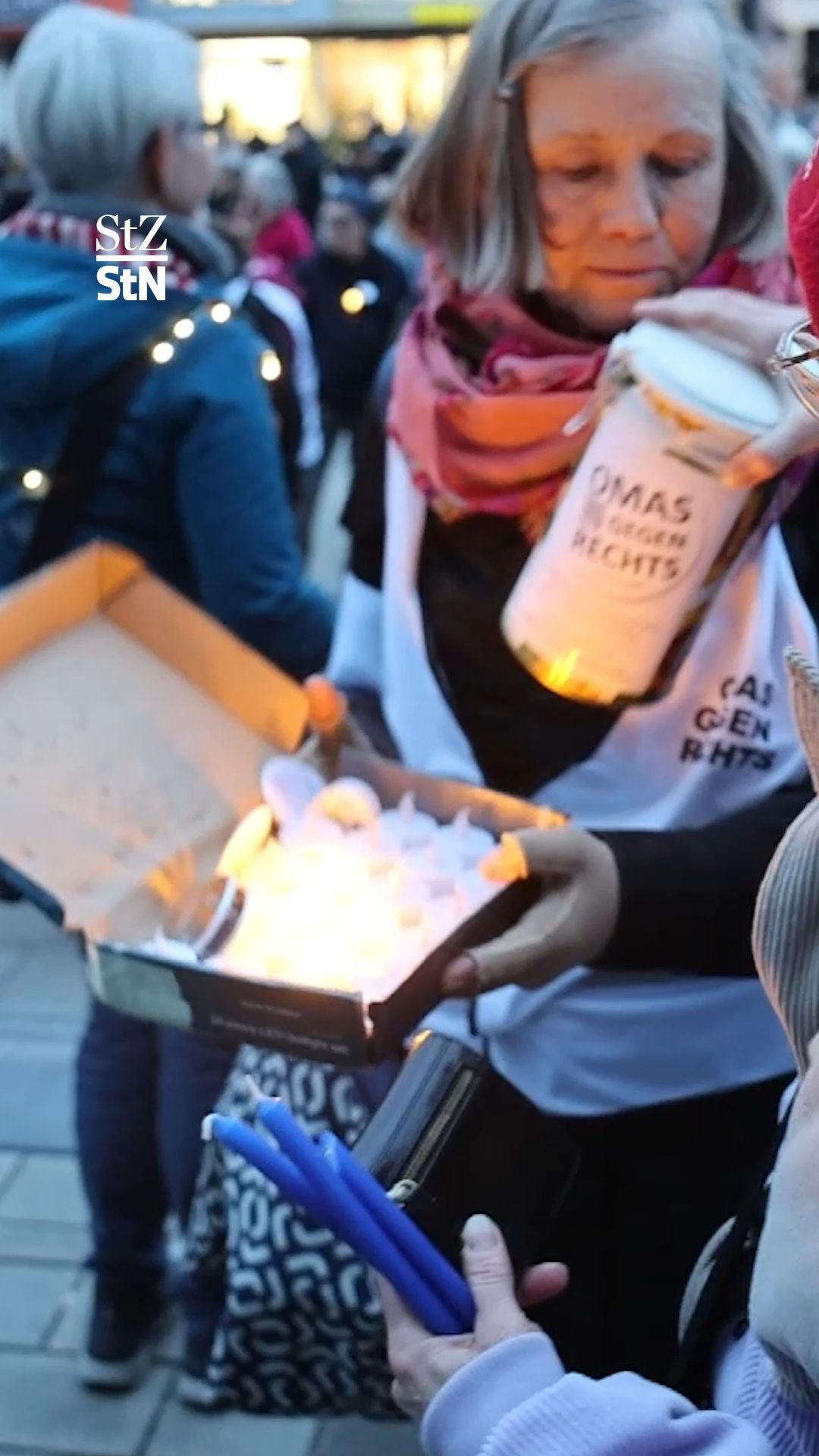 Stuttgart: „Omas gegen Rechts“ demonstrieren mit Lichteraktion