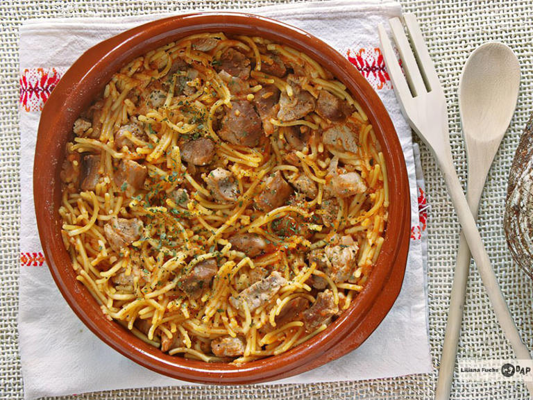 Fideos a la cazuela con carne de cerdo: receta tradicional