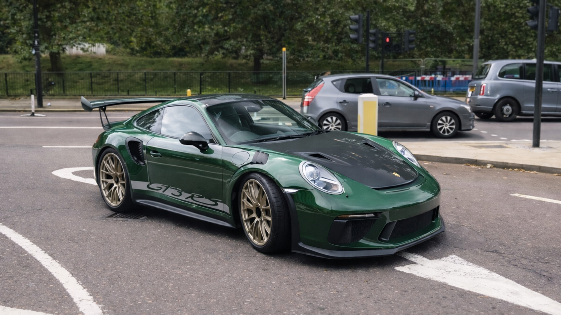 $300,000 Porsche 911 GT3 RS in urban traffic