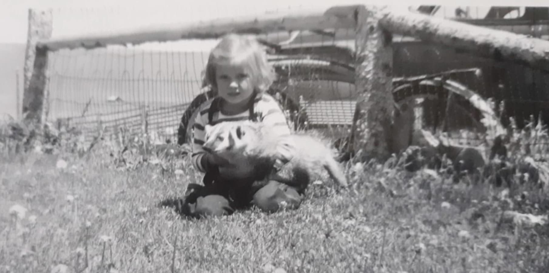 16 photos of our grandfathers keeping unique pets