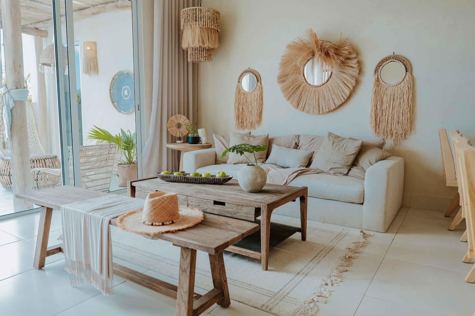 How to choose and arrange small decorative items to enhance the style ...