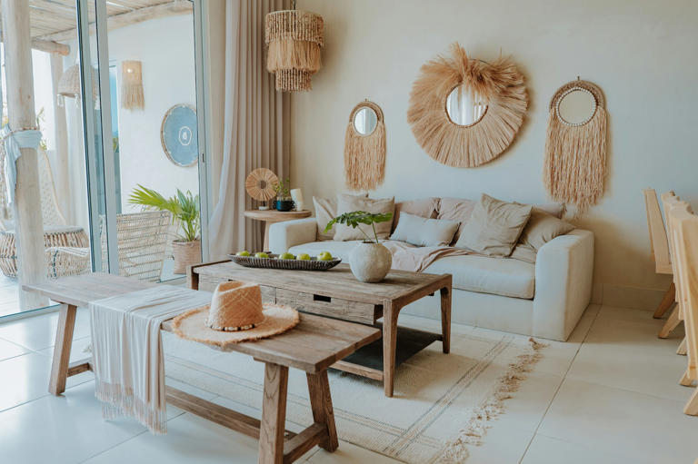 How to choose and arrange small decorative items to enhance the style ...