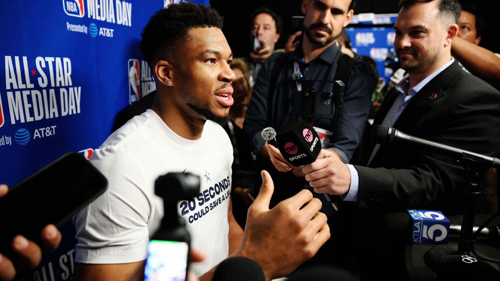 Bucks’ Giannis Antetokounmpo asks reporter what he’d do in star’s ...
