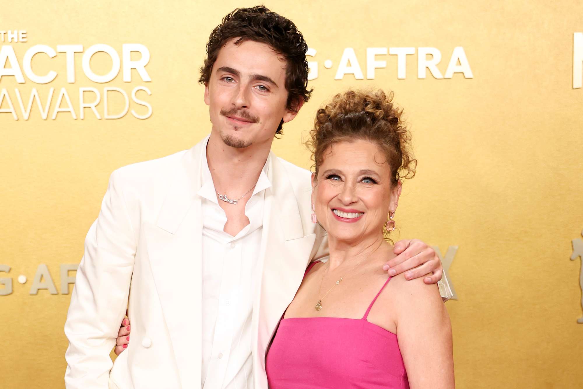 Timothée Chalamet and mom Nicole have adorable mother-son date night at ...