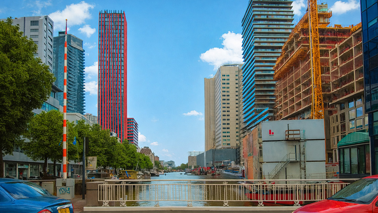 Skyline modern Rotterdam di sepanjang kanal