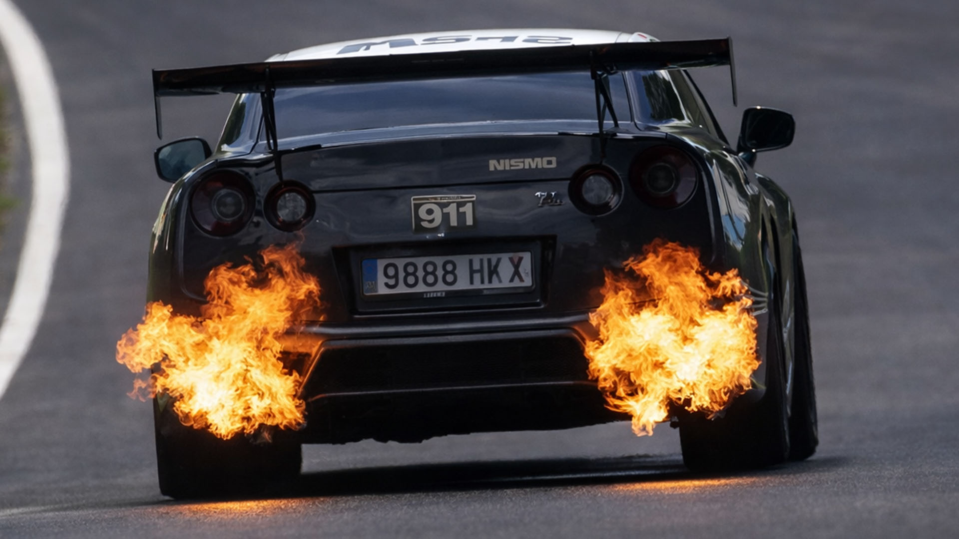 Carro solta chamas durante volta no Nürburgring